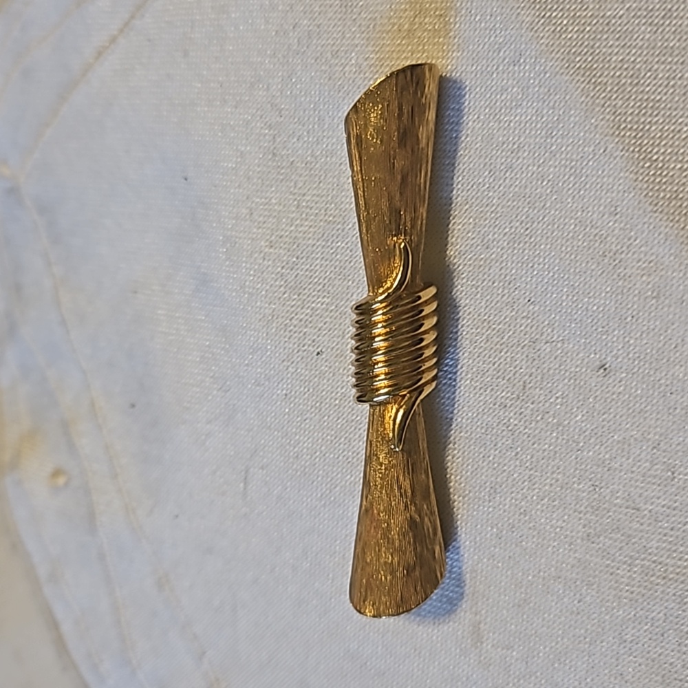 Monet Classic Gold-Tone Vintage Bar Brooch - Gem